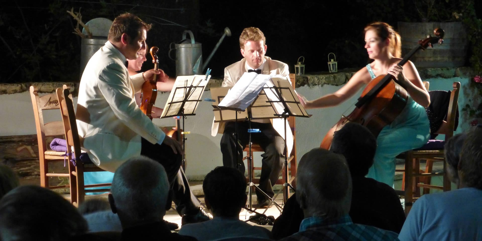 night-playing - Gorges View Villa